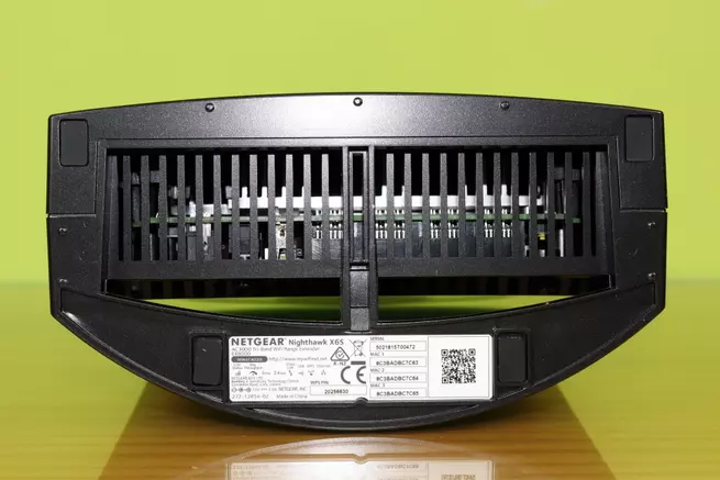 Ubos sa NETGEAR EX8000 Tri-Band Wi-Fi Repeater