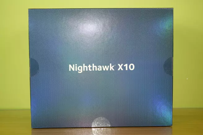 NETGEAR R9000 Nighthawk X10 Neutral 라우터의 전면 세부 정보