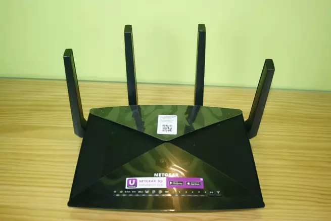 ជួបជាមួយរ៉ោតទ័រ NETGEAR R9000 Nighthawk X10 កំពូលពីខាងមុខ