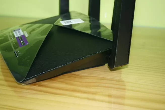 Detail aan de rechterkant van de NETGEAR R9000 Nighthawk X10-router