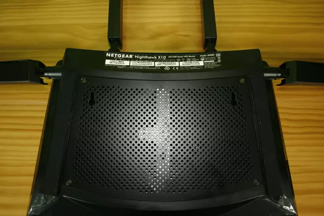 NETGEAR R9000 Nighthawk X10 Neutral Router'ın alt kısmıyla tanışın