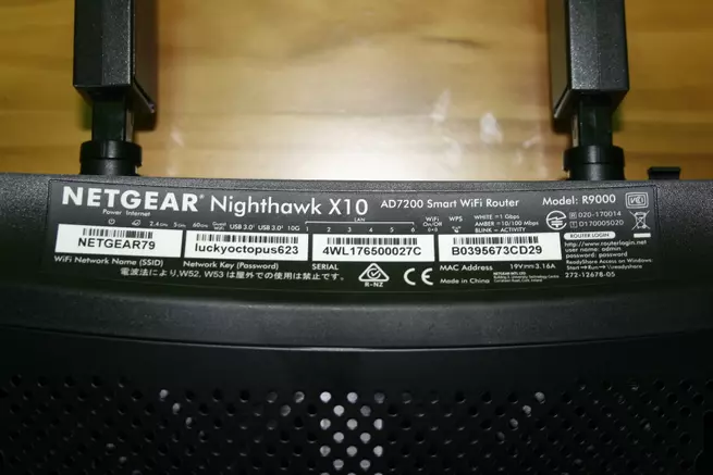 Sticker na may detalye ng lahat ng data ng NETGEAR R9000 Nighthawk X10 router