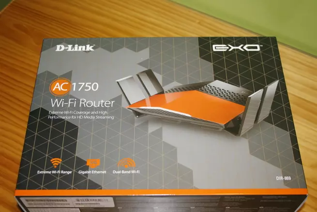 D-Link DIR-869 EXO AC1750 router qutusunun ön hissəsi