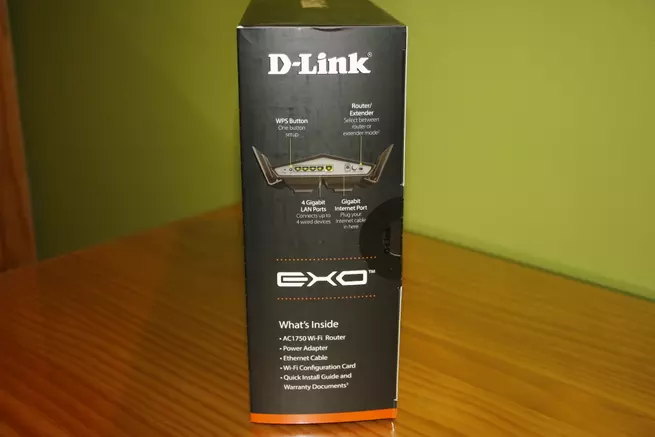 Riets Säit vun der D-Link DIR-869 EXO AC1750 Router Box