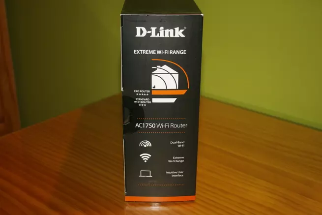 Ліва сторона коробки маршрутизатора D-Link DIR-869 EXO AC1750