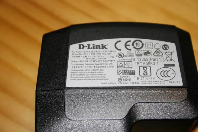 D-Link DIR-869 EXO AC1750 cərəyan transformatorunun görünüşü və onun spesifikasiyası