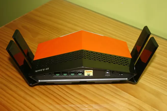 Heck vum Router vun uewen den D-Link DIR-869 EXO AC1750