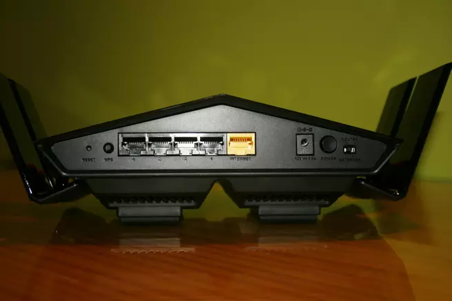 Ports a Knäppchen vum D-Link DIR-869 EXO AC1750 Router weist säi Réck