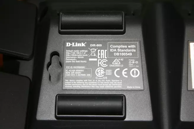 Detail vum Zougangs-Umeldungssticker zum D-Link DIR-869 EXO AC1750 Router