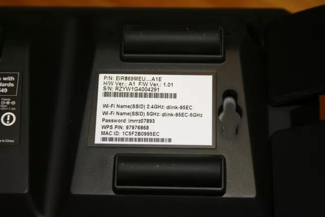 Vue vum Wi-Fi Umeldungssticker fir drahtlos mat dem D-Link DIR-869 EXO AC1750 ze verbannen