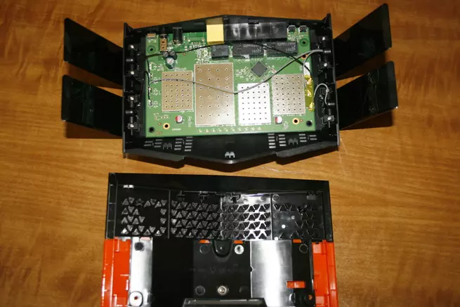 D-Link DIR-869 disassembled weist seng Komponenten