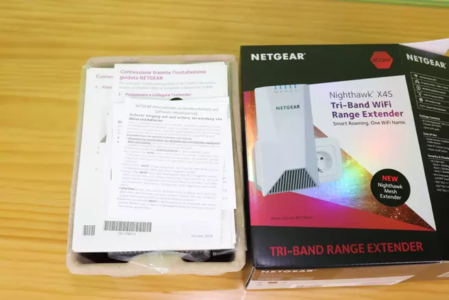 NETGEAR नाइटहॉक X4S EX7500 वाई-फाई पुनरावर्तक बॉक्स अंदर