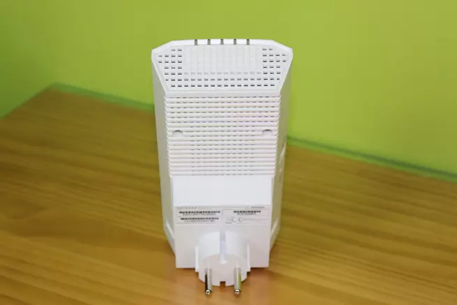 NETGEAR नाइटहॉक X4S EX7500 वाई-फाई पुनरावर्तक के पीछे