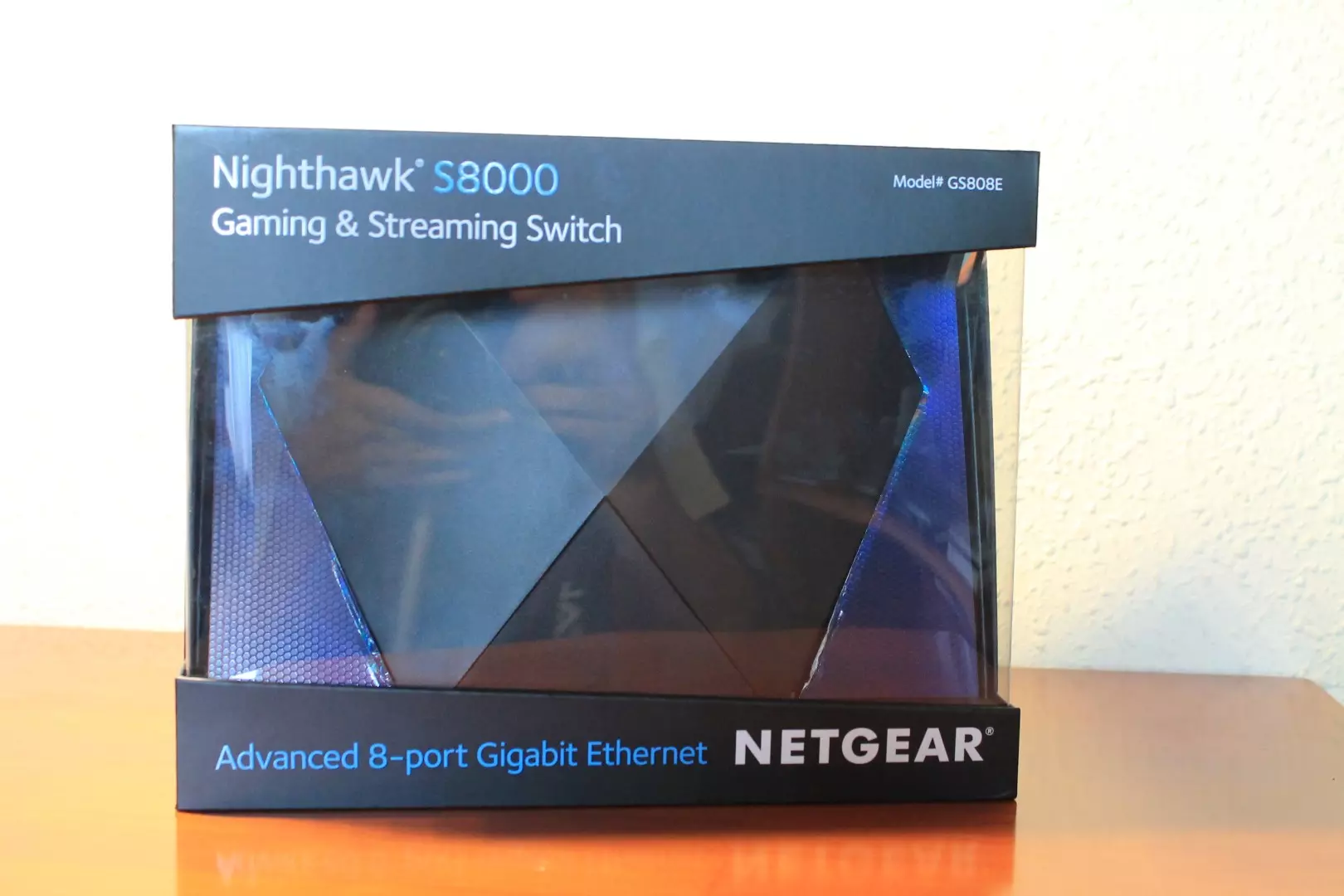 Упаковка NETGEAR Nighthawk S8000, вид спереди