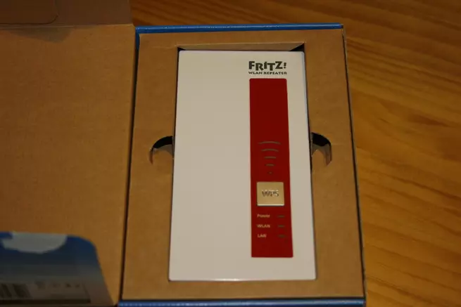 Binnen de doaze fan de FRITZ! WiFi Repeater 1750E