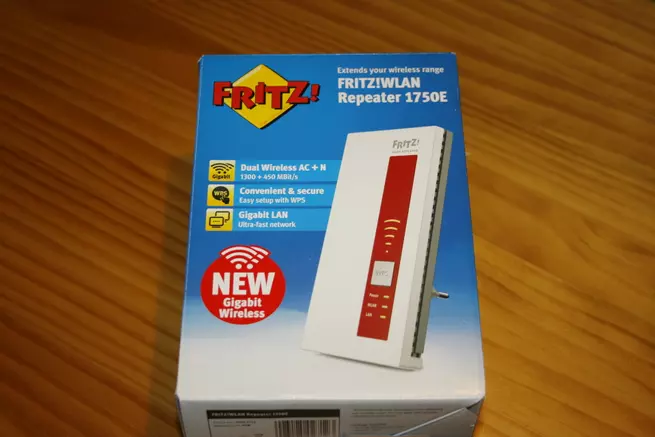 Mặt trước của hộp FRITZ! Bộ lặp WiFi 1750E