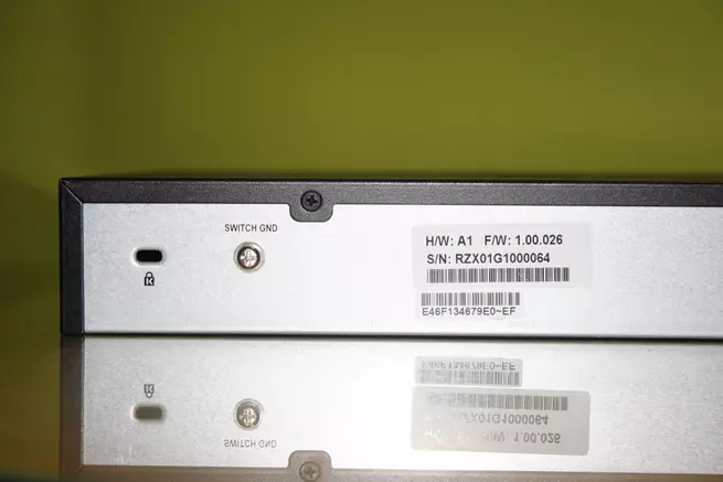 Malantaŭo de la D-Link DXS-1100-10TS 10G-ŝaltilo en plena detalo