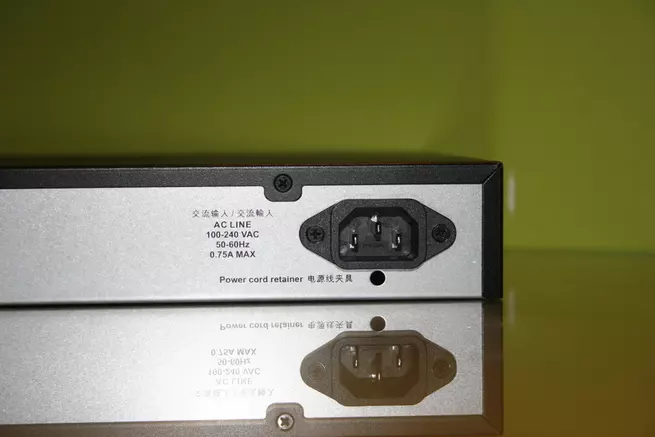 Get to know the D-Link DXS-1100-10TS 10G switch power connector