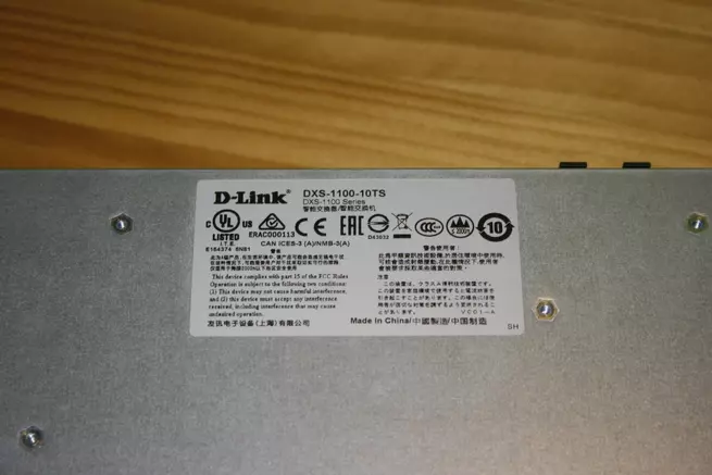 D-Link DXS-1100-10TS 10G స్విచ్ మోడల్ మరియు ఇతర డేటాతో స్టిక్కర్