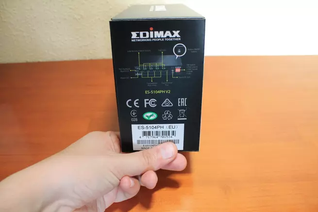 Дэталь іншага боку ўпакоўкі камутатара Edimax ES-5104PH V2