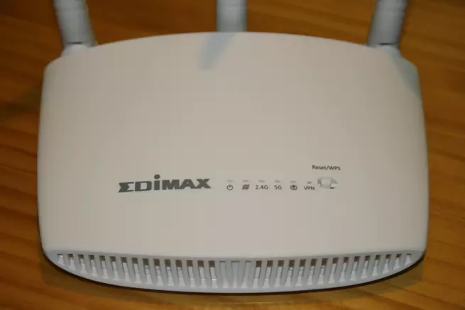 Edimax BR-6208AC V2 রাউটারের সামনে বিস্তারিত