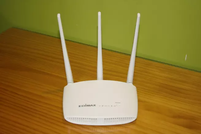 Hareupeun Edimax BR-6208AC V2 router kalawan anteneu nangtung