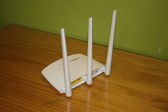 Sacara rinci ngeunaan router nétral Edimax BR-6208AC V2 sacara rinci