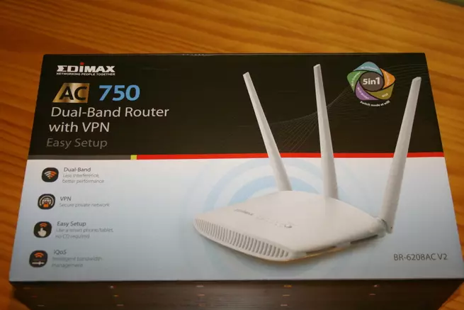 Hareupeun kotak router Edimax BR-6208AC V2