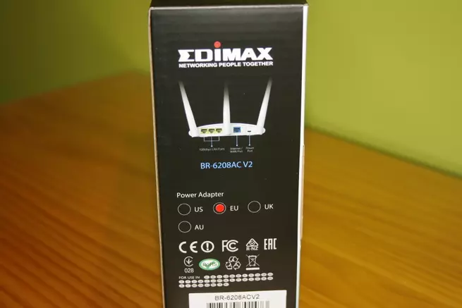 Sisi katuhu tina router Edimax BR-6208AC V2