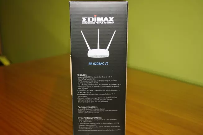 Sisi kénca kotak router Edimax BR-6208AC V2