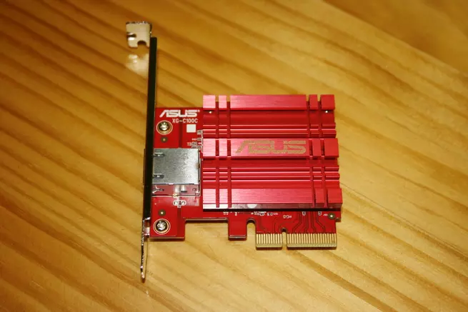 Carte ASUS XG-C100C 10G avec dissipateur rouge