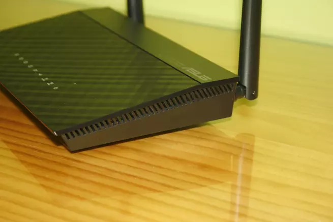 Rechter zone van de neutrale router ASUS RT-AC52U B1