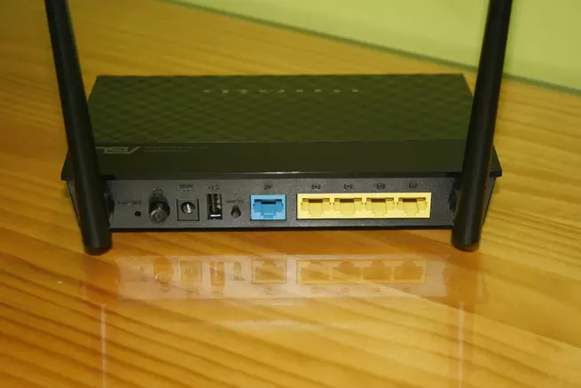 ASUS RT-AC52U B1 router dhexdhexaad ah gadaal