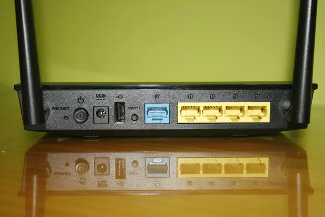 ASUS RT-AC52U B1 router rear