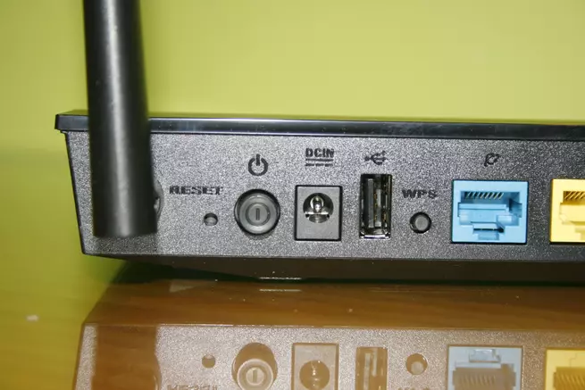 Nkọwa nke bọtịnụ na njikọ nke ASUS RT-AC52U B1 rawụta