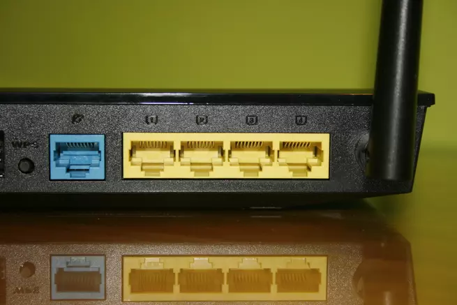 Gigabitové ethernetové porty neutrálneho smerovača ASUS RT-AC52U B1