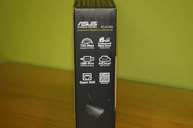 ASUS RT-AC52U B1 bitarap marşrutizator gutusynyň sag tarapy