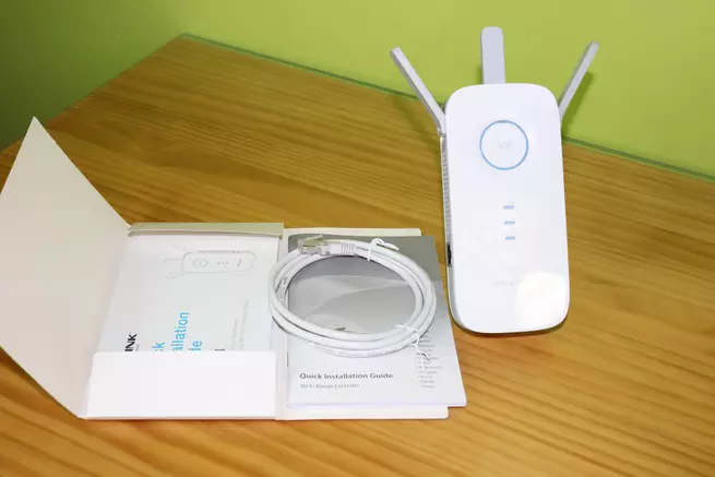 Cynnwys blwch ailadrodd Wi-Fi TP-Link RE450