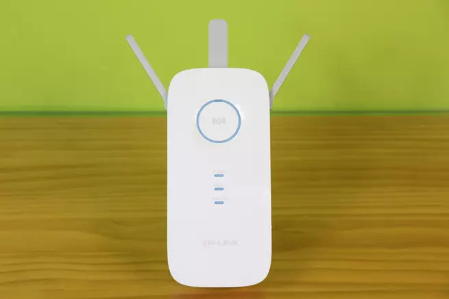 Пярэдняя частка рэтранслятара Wi-Fi TP-Link RE450 у дэталях