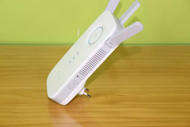 Правая бакавая зона рэтранслятара Wi-Fi TP-Link RE450