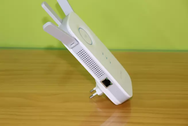 TP-Link RE450 Wi-Fi takrorlagichining chap tomoni