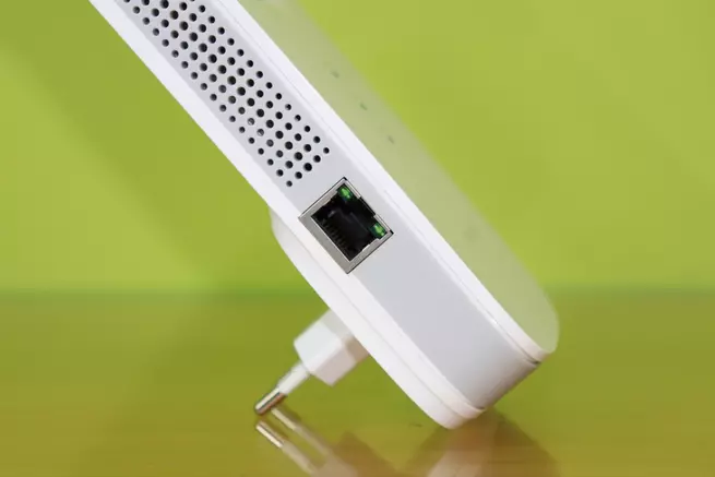 Gigabit Ethernet port alang sa TP-Link RE450 LAN