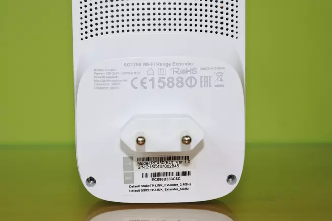 Zadná časť TP-Link RE450 v detaile s napájacím konektorom