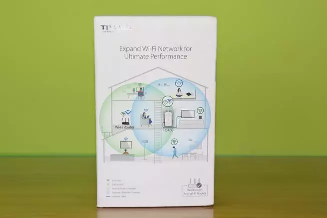 Sa likod sa TP-Link RE450 Wi-Fi repeater box