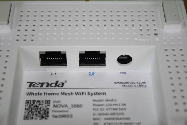 Konektor daya dan port Gigabit Ethernet dari Tenda NOVA MW6