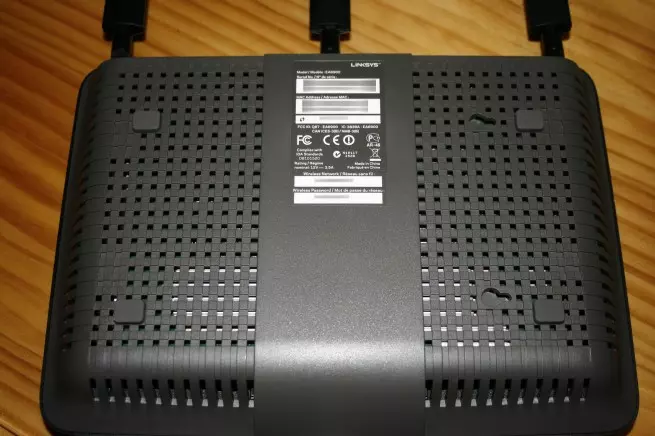 Set fra neden af Linksys EA6900-routeren