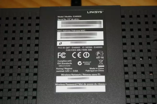 Nederste mærkat af Linksys EA6900