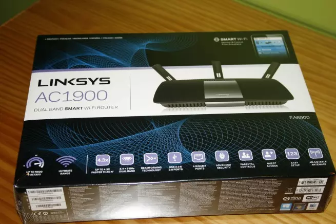 Linksys EA6900 kutxaren aurrealdeko ikuspegia