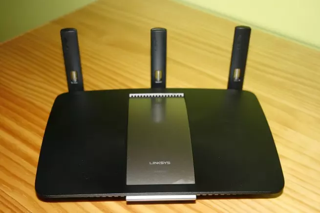 Linksys EA6900 neutral nga panglantaw sa atubangan sa router