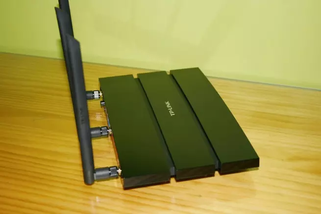 Sab laug saib ntawm TP-Txuas TL-WDR4900 router